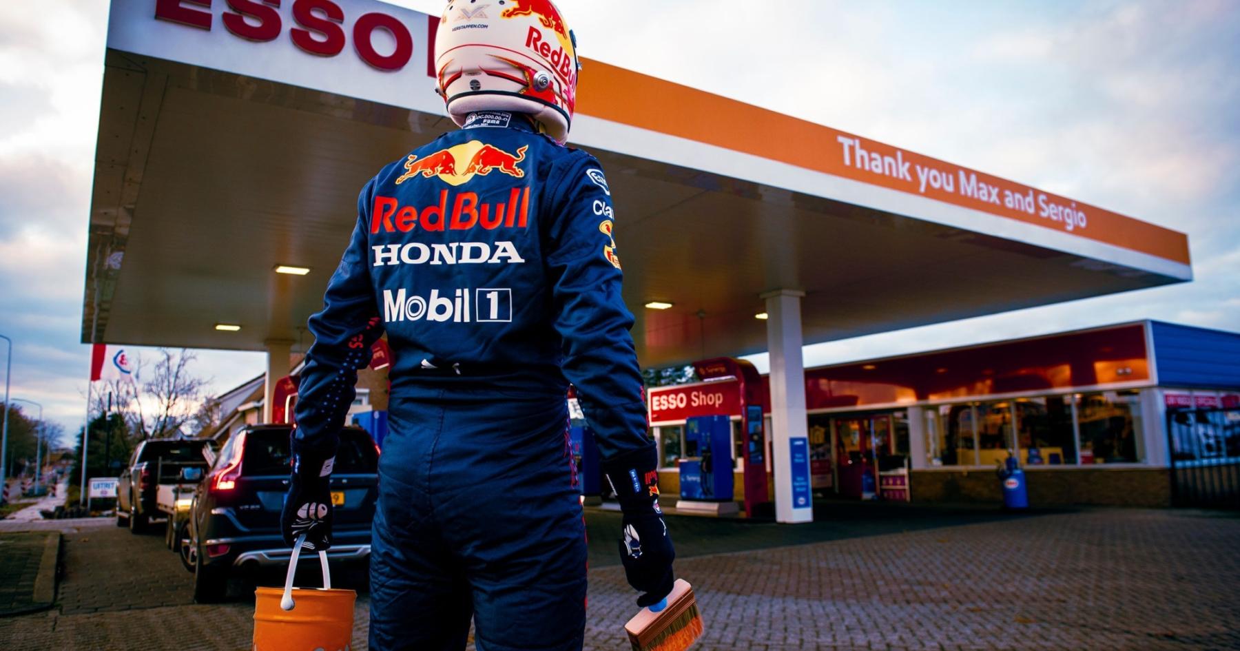 Video: Esso feliciteert Verstappen op unieke wijze | RacingNews365