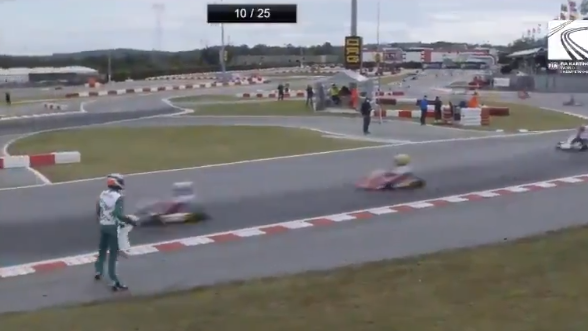 Bizarre video: Gecrashte coureur pleegt aanslag op concurrent ...