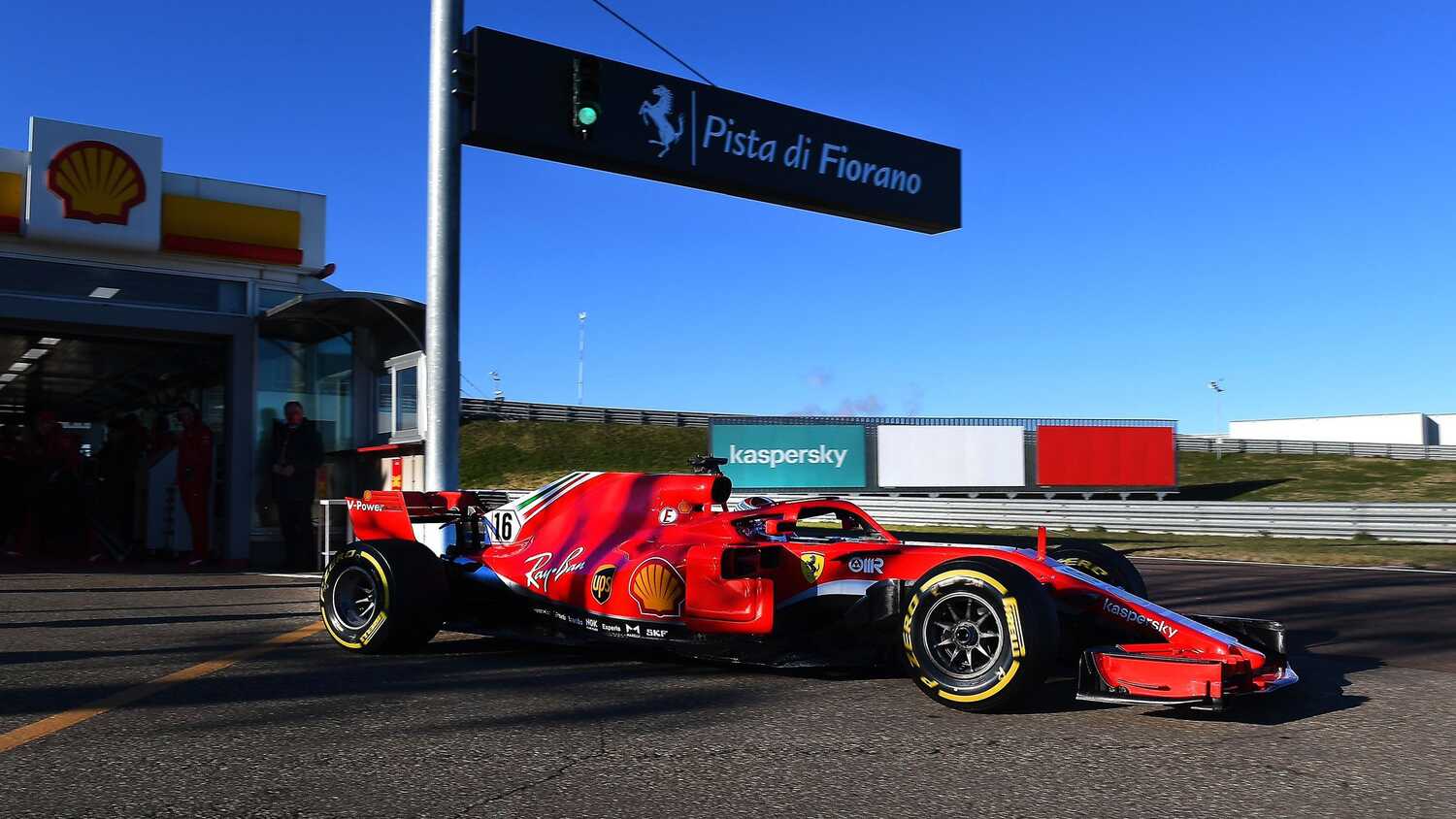 Leclerc schiet van de baan tijdens eerste Ferrari-meters van het jaar ...