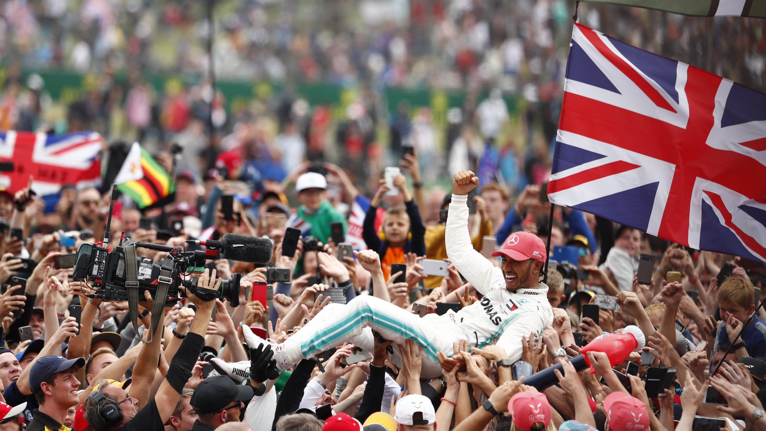 Video: Hamilton viert overwinning crowd surfend met het publiek ...