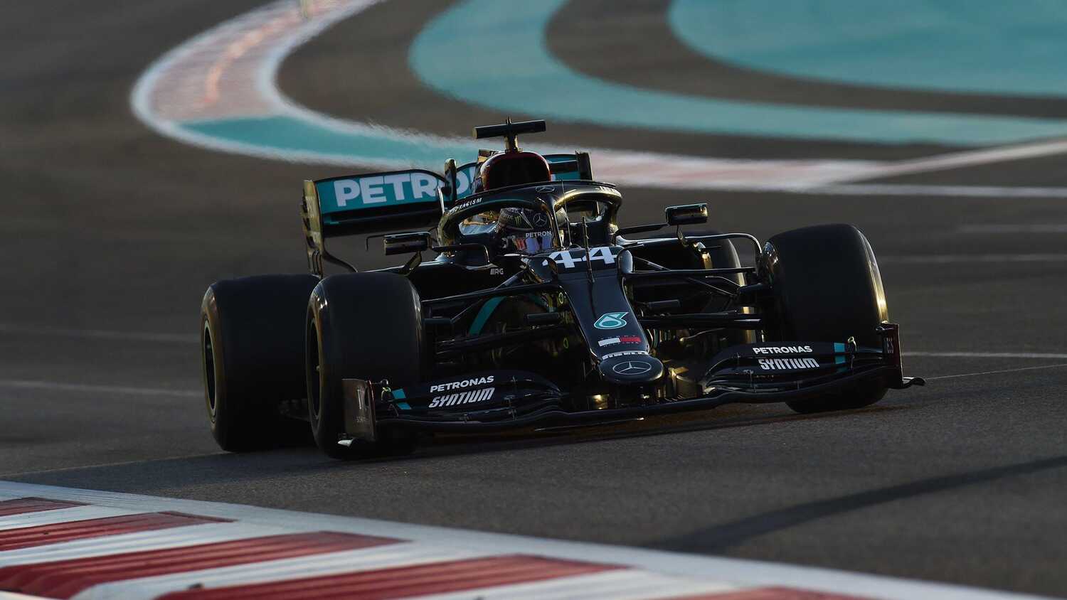 Mercedes deelt teaser nieuwe F1-bolide | RacingNews365