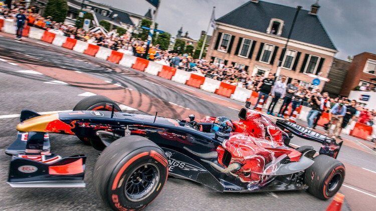 Wat gebeurt er met oude Formule 1-auto's? | RacingNews365