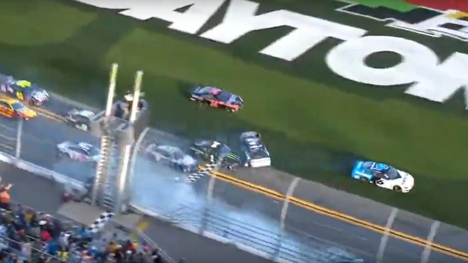 Video: NASCAR-coureurs crashen massaal voor herstart in Daytona ...