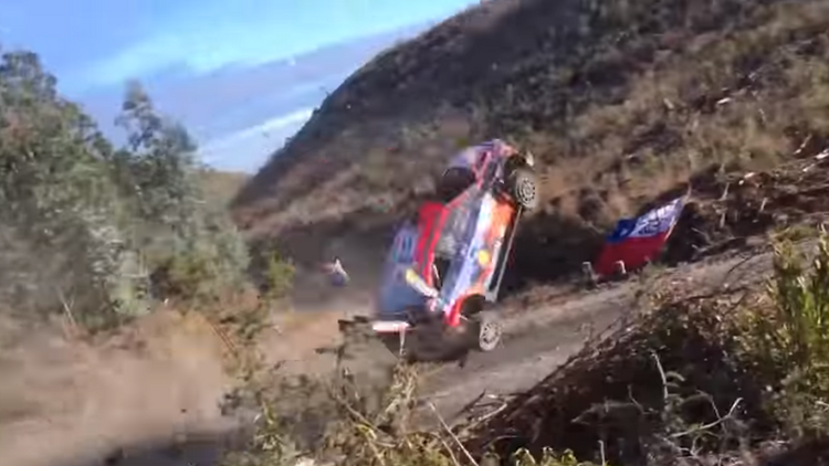 Video: Neuville vliegt tien keer over de kop bij spectaculaire WRC ...