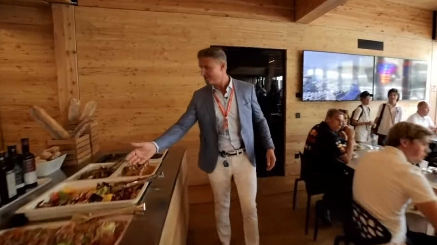 Coulthard showt spectaculaire onderkomen Red Bull | RacingNews365