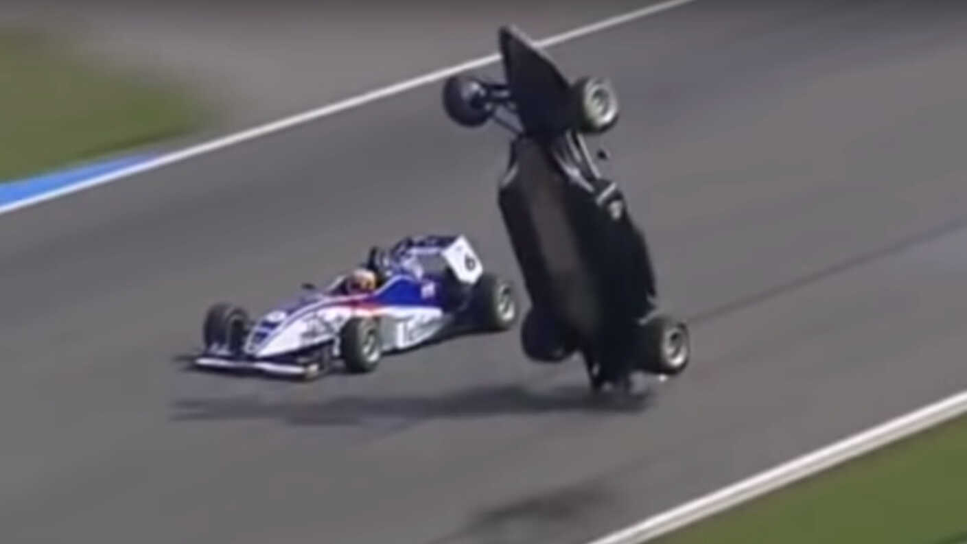 Video: Vliegende raceauto's staan garant voor spektakel in bizarre ...