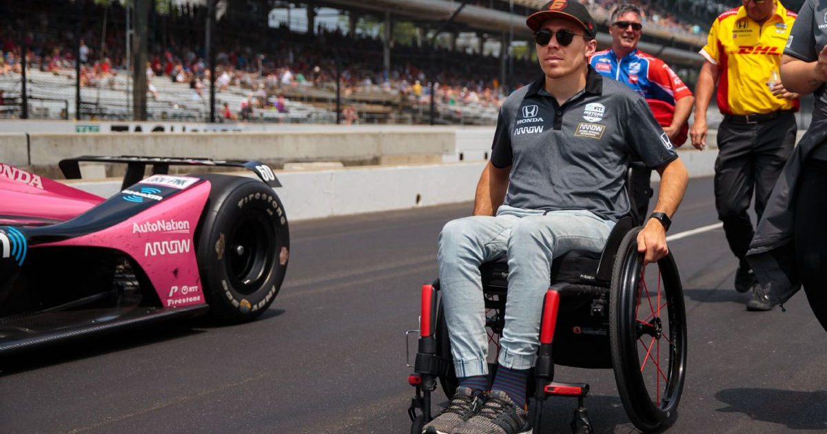 Verlamde IndyCar-coureur racet twee jaar na verschrikkelijke crash weer ...