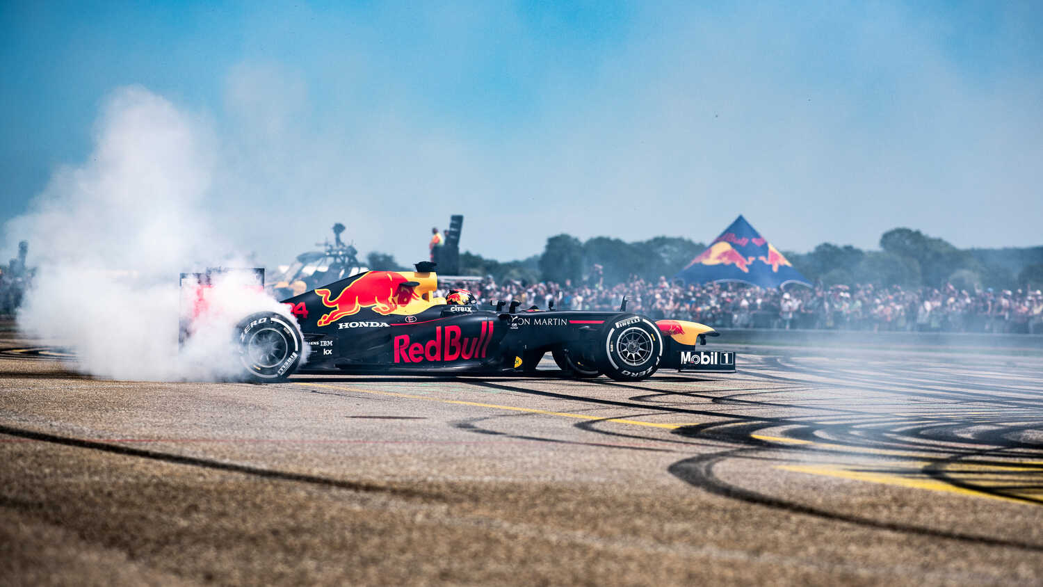 Video: Spectaculaire Red Bull-demo laat sporen na op vliegveld ...