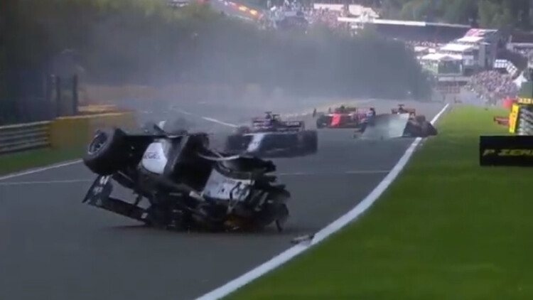 F2-race gestaakt na megacrash, zorgen om coureurs | RacingNews365