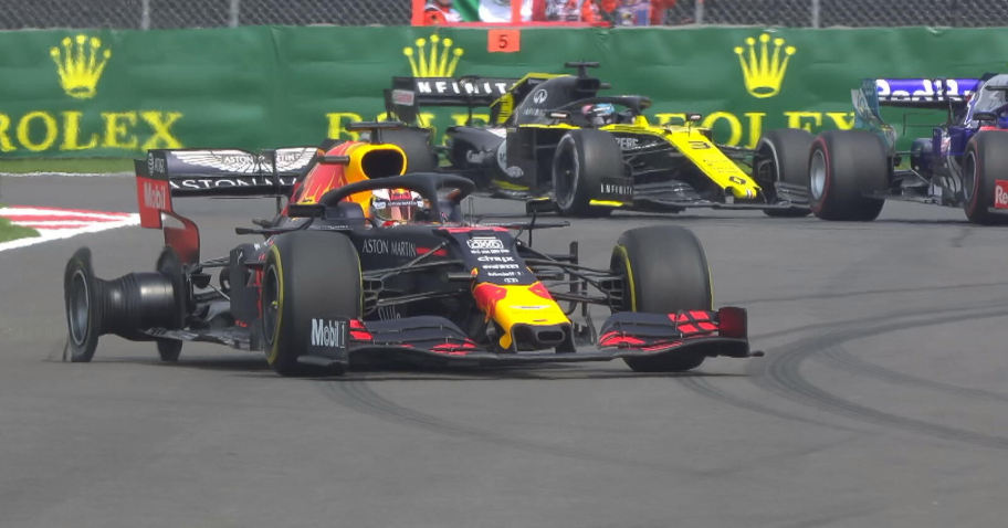 Video: Verstappen loopt lekke band op na touché met Bottas | RacingNews365