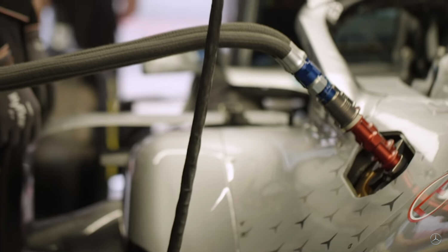 Video: De verschillen tussen Formule 1-brandstof en de benzine die jij ...