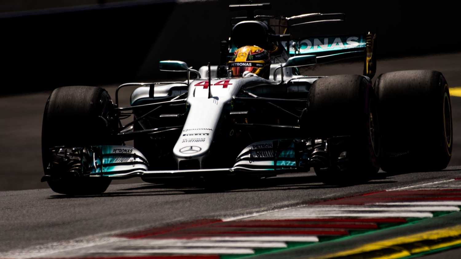 Lewis Hamilton verwacht een spannende strijd met Ferrari | RacingNews365